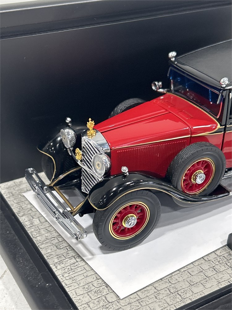 Urban Auctions - FRANKLIN MINT 1:24 SCALE DIECAST CAR IN DISPLAY CASE