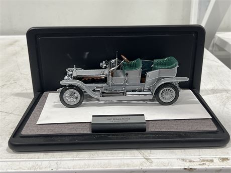 Urban Auctions - FRANKLIN MINT 1:24 SCALE DIECAST CAR IN DISPLAY CASE