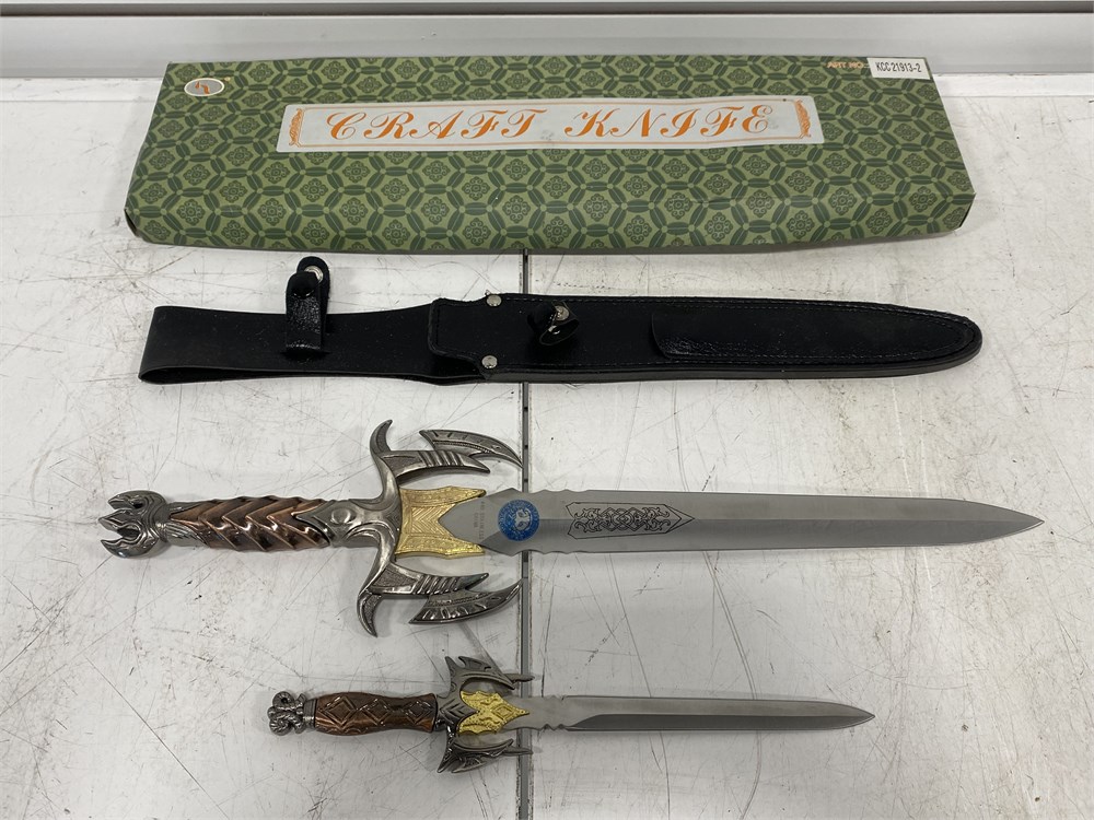 Urban Auctions - IN BOX CRAFT KNIFE DUAL DAGGER SET WITH SHEATH - 17” LONG