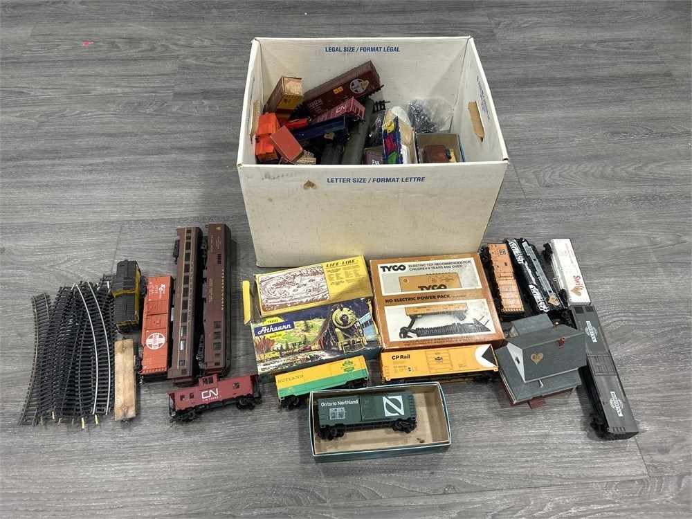 Urban Auctions - LARGE LOT OF VINTAGE TYCO TRAINSETS & ACCESSORIES SOME ...