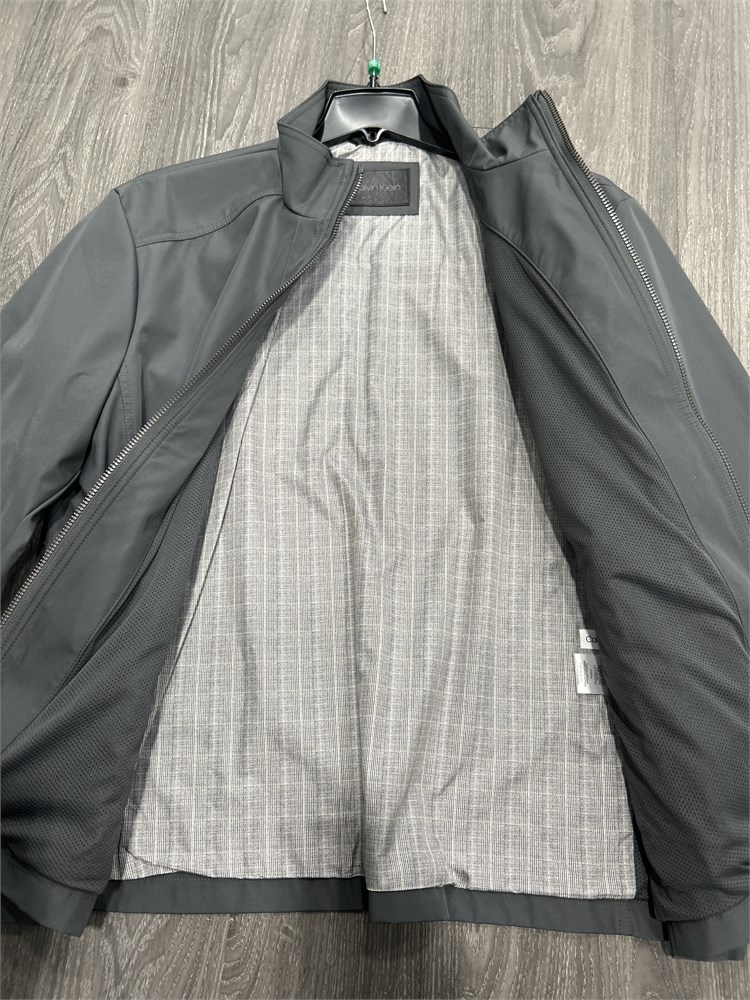 Urban Auctions - (NEW) CALVIN KLEIN ZIP UP JACKET SIZE XL