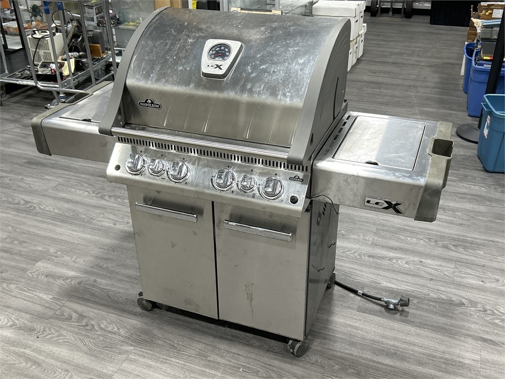 Urban Auctions - NAPOLEON LEX BBQ ON WHEELS (5ft wide)