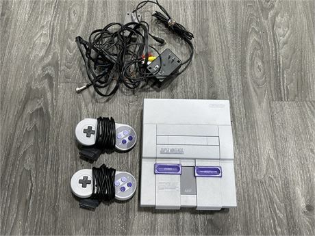 Urban Auctions - SUPER NINTENDO ENTERTAINMENT SYSTEM WITH 2 CONTROLLERS ...