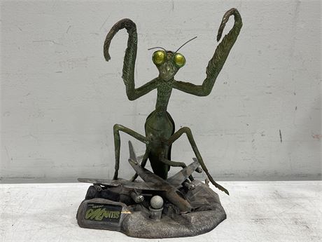 Urban Auctions - THE DEADLY MANTIS MONSTER FIGURE - 10” TALL