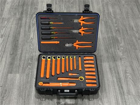 Urban Auctions - *NEW HIGH VALUE* SALISBURY TK30 INSULATED TOOL KIT