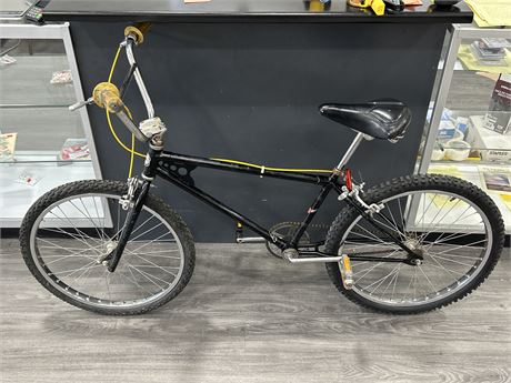 Urban Auctions - VINTAGE APOLLO BMX BIKE