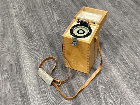 Urban Auctions - VINTAGE JAPAN BAKELITE SAURA HANDHELD COMPASS IN ...