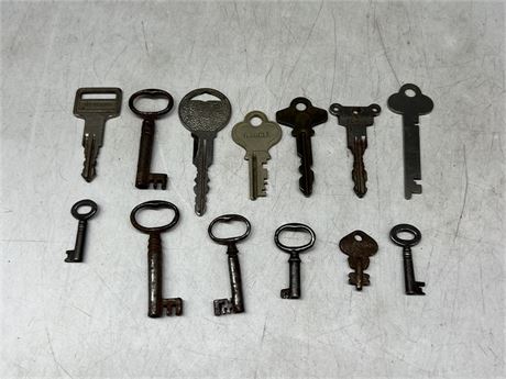 Urban Auctions - 13 MISC VINTAGE KEYS