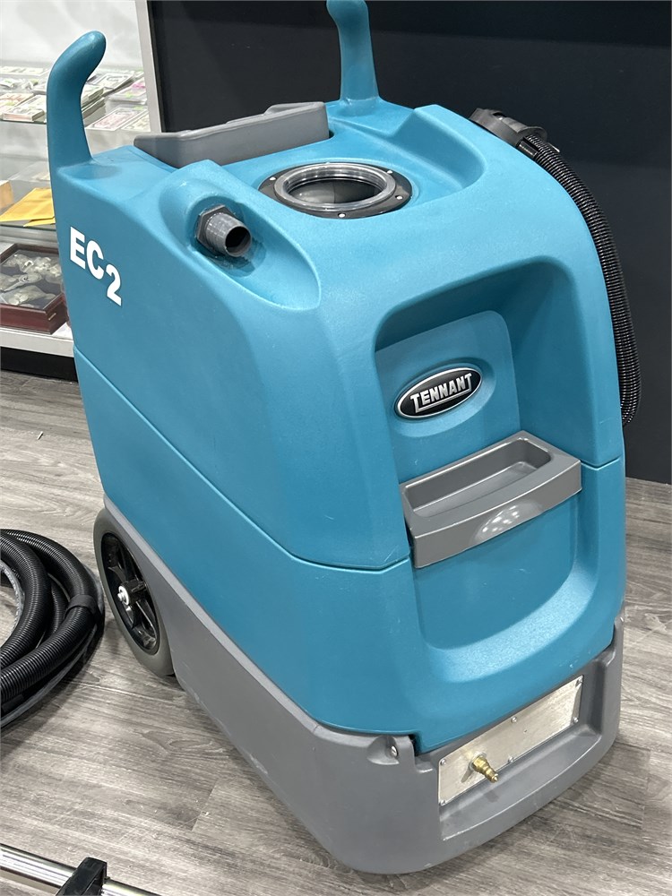 Urban Auctions - HIGH VALUE TENNANT EC2 CARPET EXTRACTOR W/HOSE & WAND