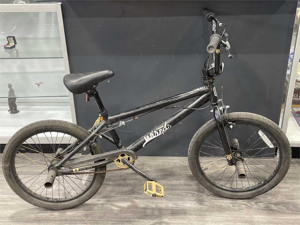 Urban Auctions - MONGOOSE WIRED BMX BIKE W/ GYRO & PEGS